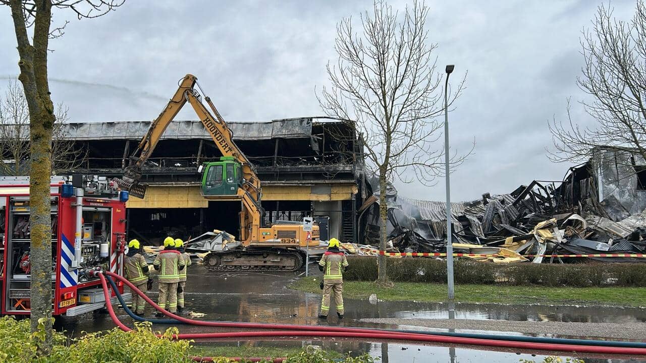 Brandweer in Goes al meer dan 24 uur bezig met brand in grote loods ...