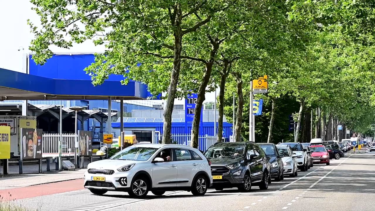 Tankfiles op vooravond van verhoging accijns op brandstof | NU.nl
