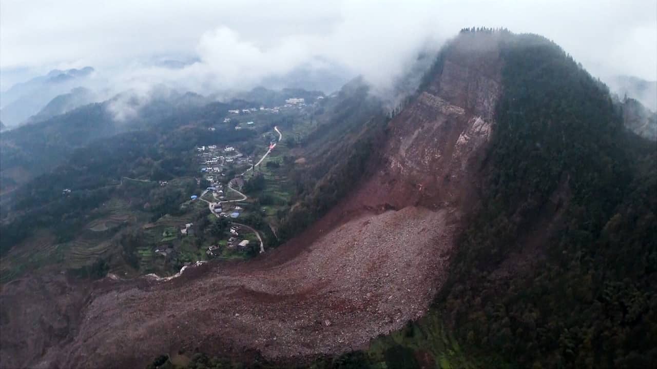 Luchtbeelden tonen omvang Chinese aardverschuiving | NU.nl
