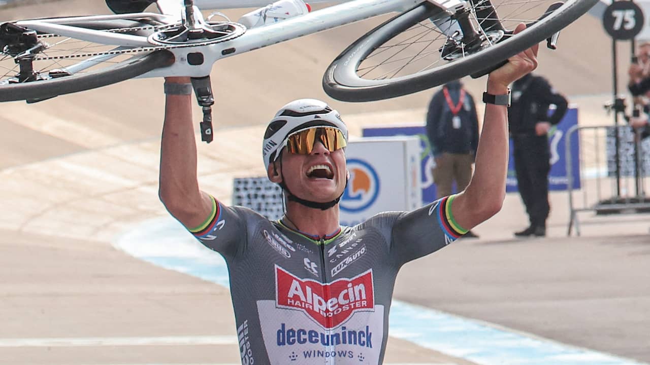 Van der Poel wint Parijs-Roubaix na duel met Pogacar én bizarre actie supporter | Wielrennen | NU.nl