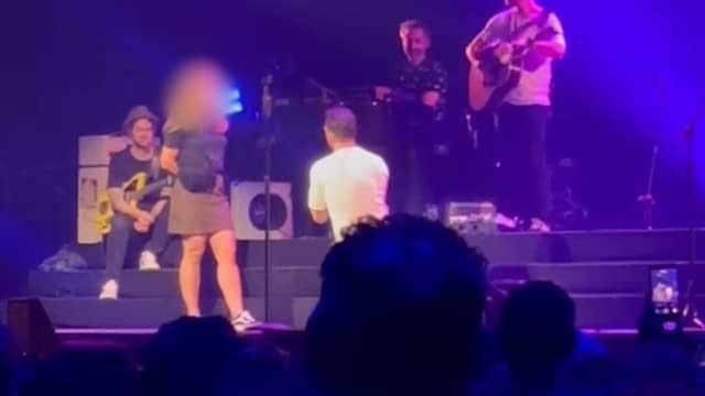 Vrouw wijst aanzoek van vriend af tijdens concert Miss Montreal | NU.nl