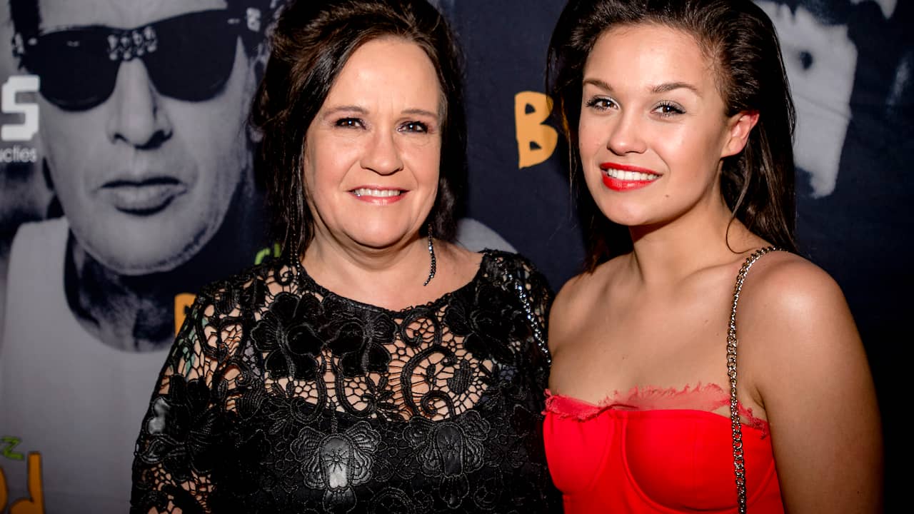 Dochters Xandra Brood willen nieuwe relatie voor moeder | Achterklap ...