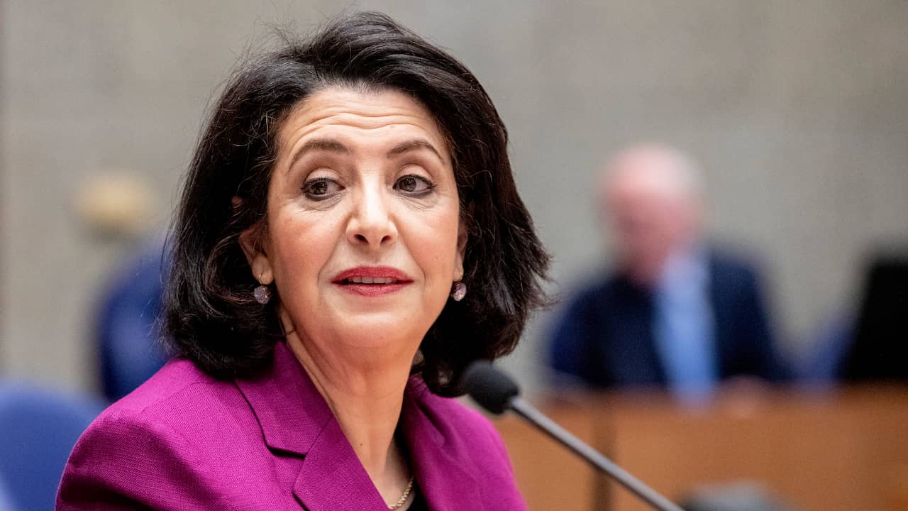 Arib vertrekt na 24 jaar zonder afscheid uit de Tweede Kamer | Politiek ...