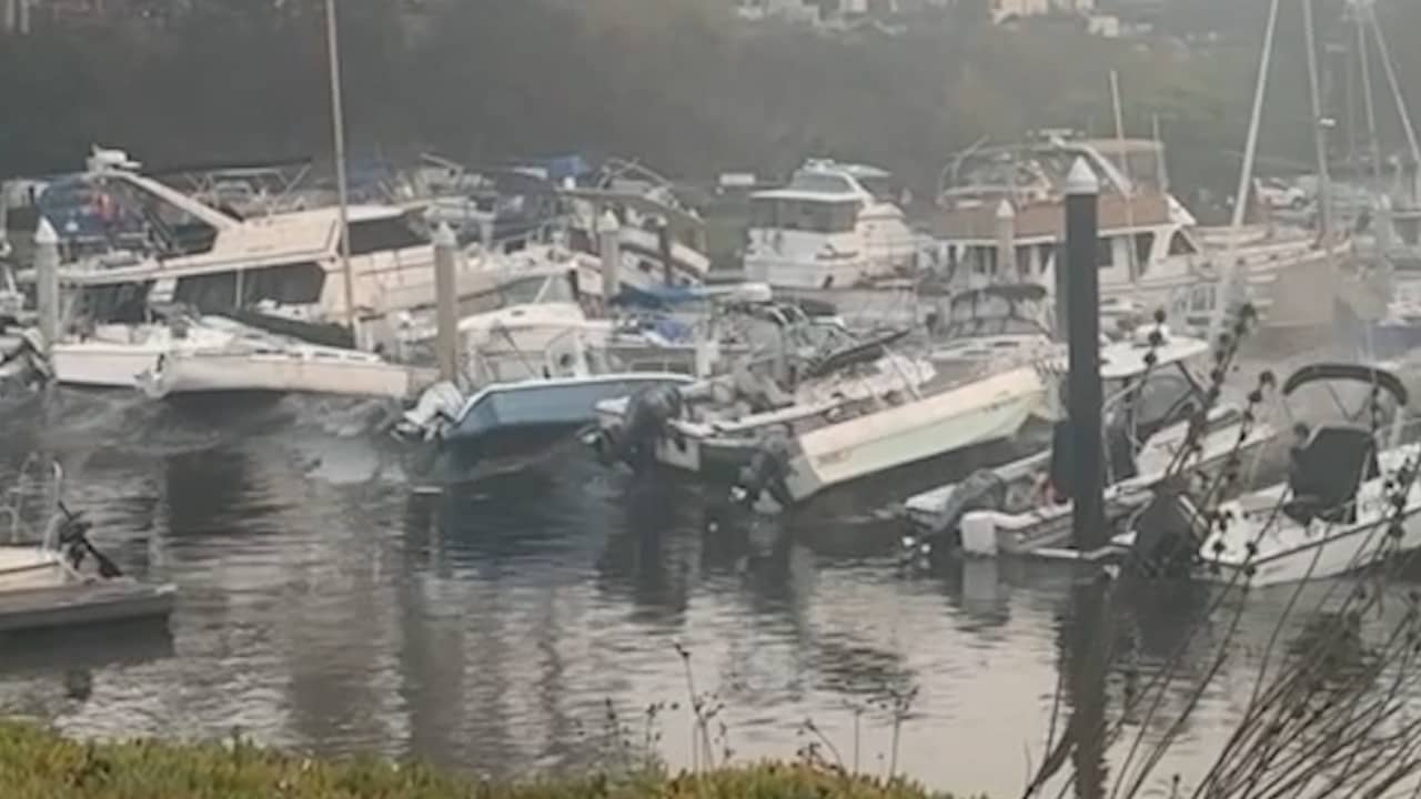 Krachtige golven beuken op boten in Santa Cruz in de VS | NU.nl