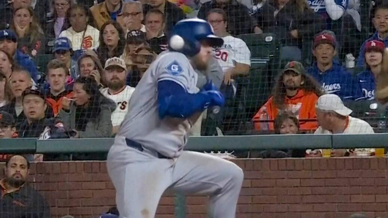 Pitcher gooit bal tegen hoofd slagman bij honkbalwedstrijd in VS | NU.nl