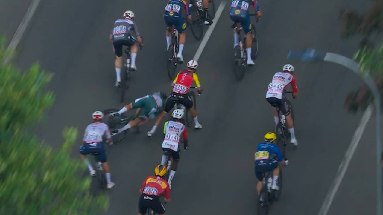Groenetruidrager Philipsen komt hard ten val bij tussensprint in Tour ...
