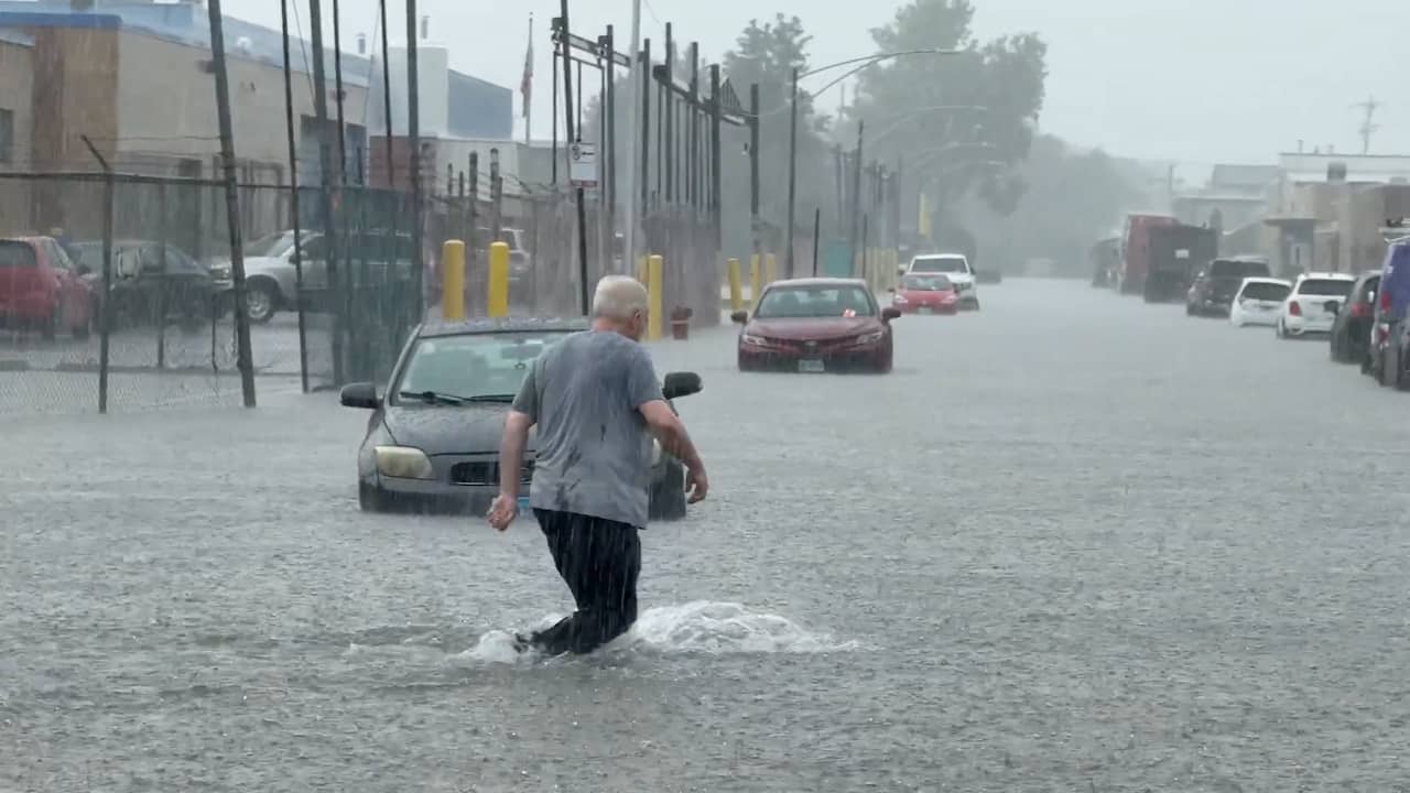 Inwoners van Chicago waden kniediep door water na overstroming | NU.nl