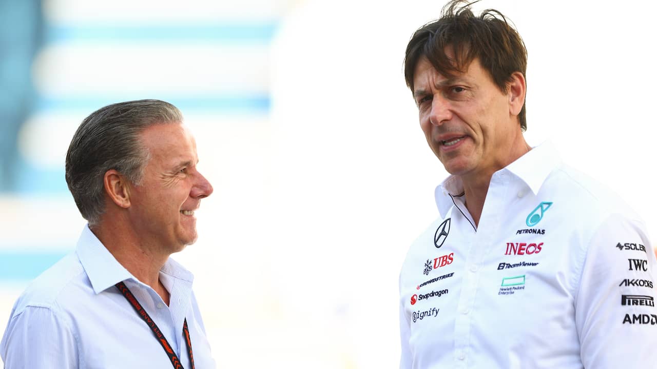 Flirt Mercedes-baas Wolff met Verstappen? 'Je kunt ook gesprekken voeren' | Formule 1 | NU.nl
