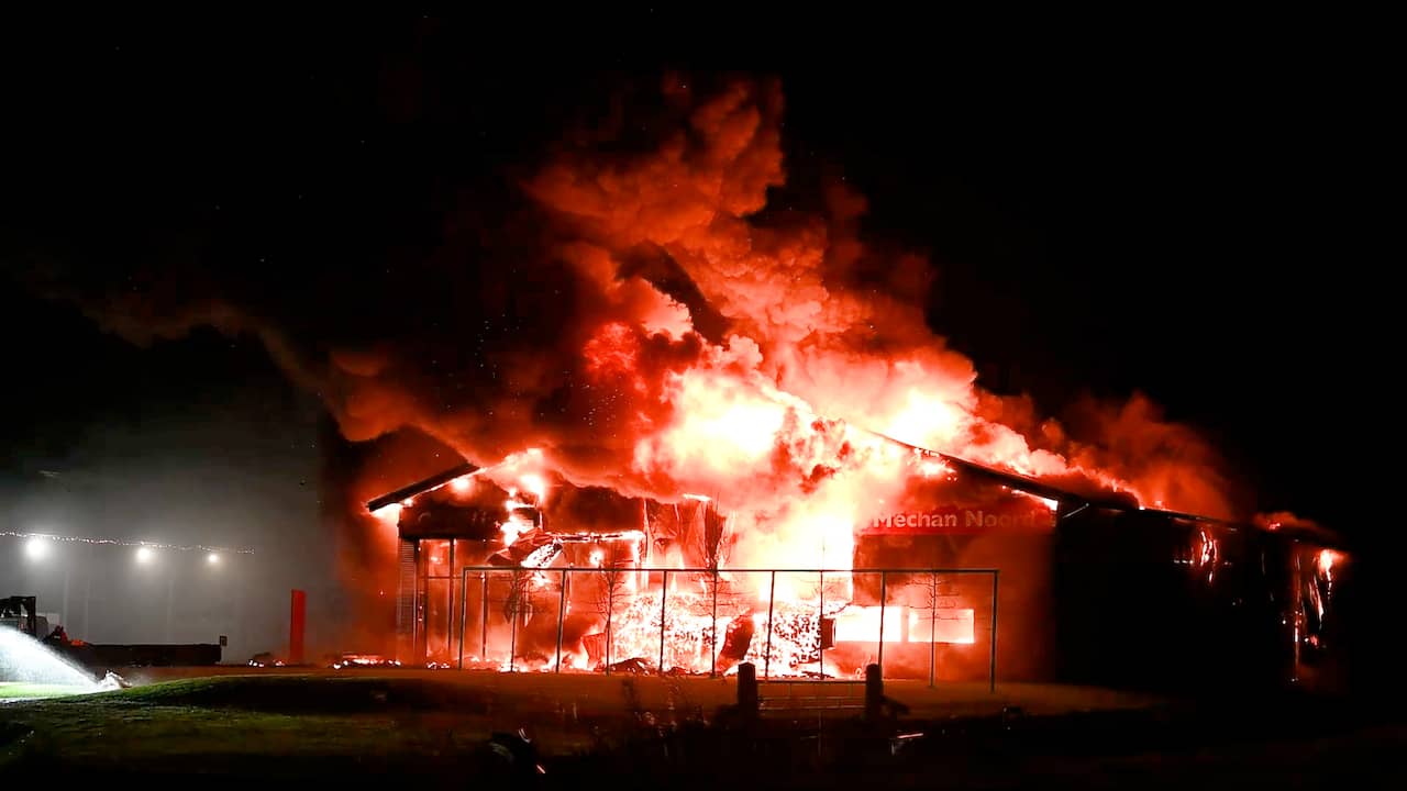 Vlammen slaan uit dak van Friese loods met trekkers | NU.nl