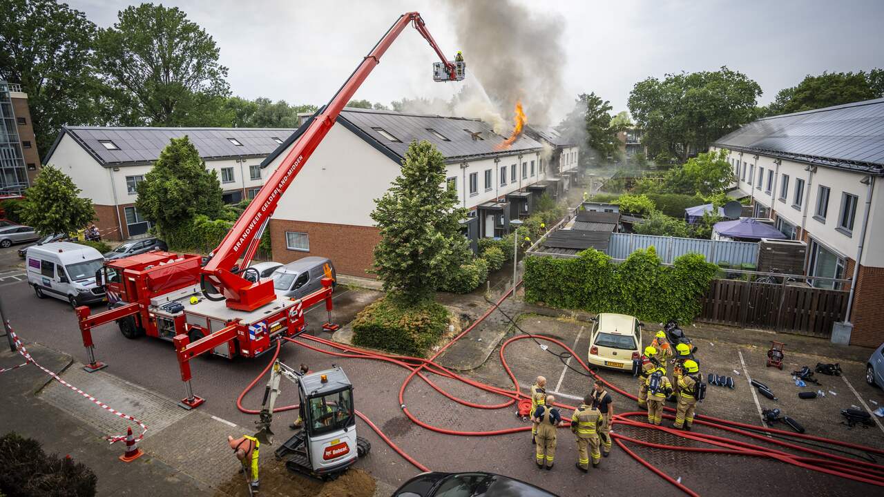 Vijf huizen in brand in Arnhem, honderd woningen ontruimd | Binnenland ...