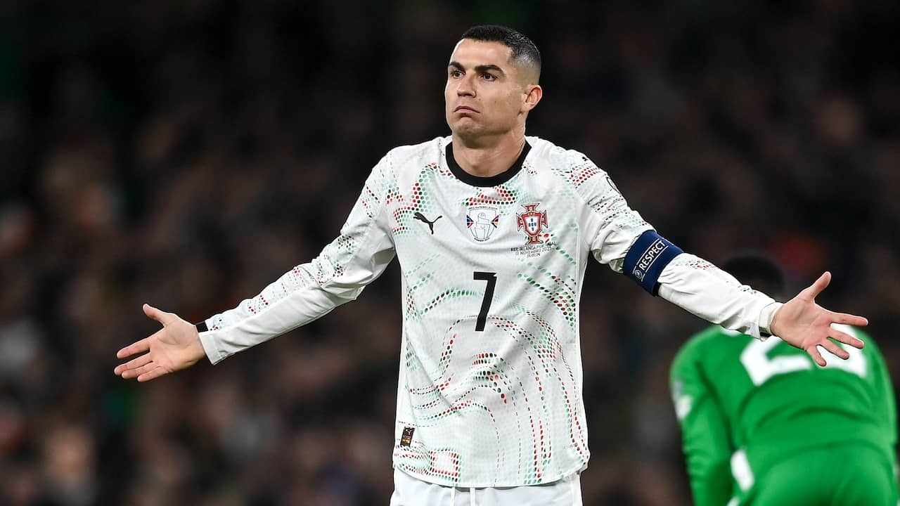 Ronaldo krijgt rood voor slaan na VAR-ingreep Van Boekel bij nederlaag ...