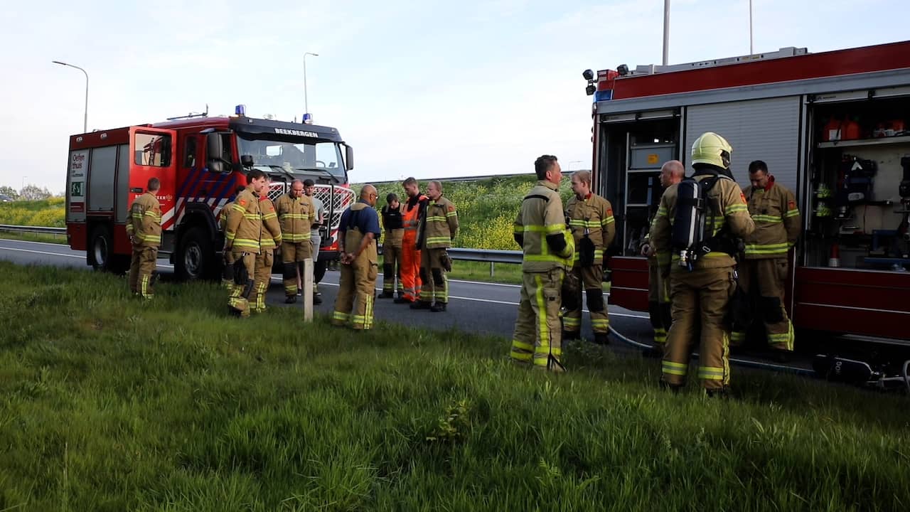 Brandweer houdt twee minuten stilte tijdens blussen autobrand | NU.nl