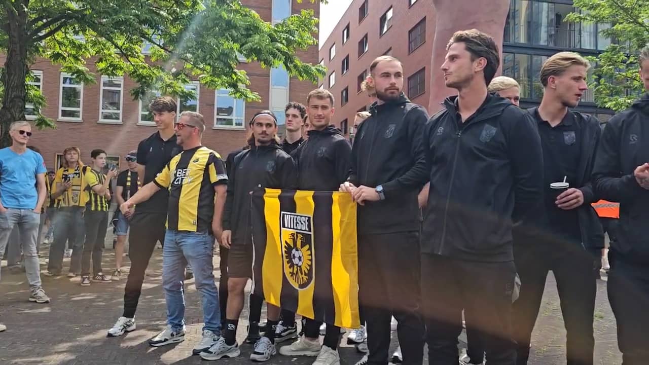 Vitesse-fans zingen uit volle borst tijdens aankomst spelers | NU.nl