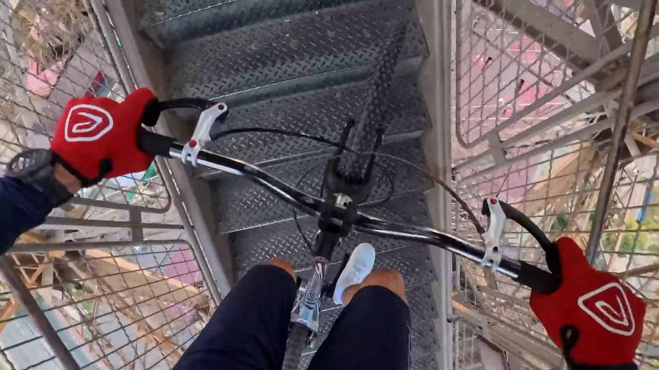 Fransman beklimt Eiffeltoren in recordtijd op fiets | NU.nl