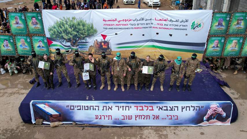 Israël pauzeert vrijlatingen totdat Hamas stopt met ceremonies met gegijzelden | Spanningen ...