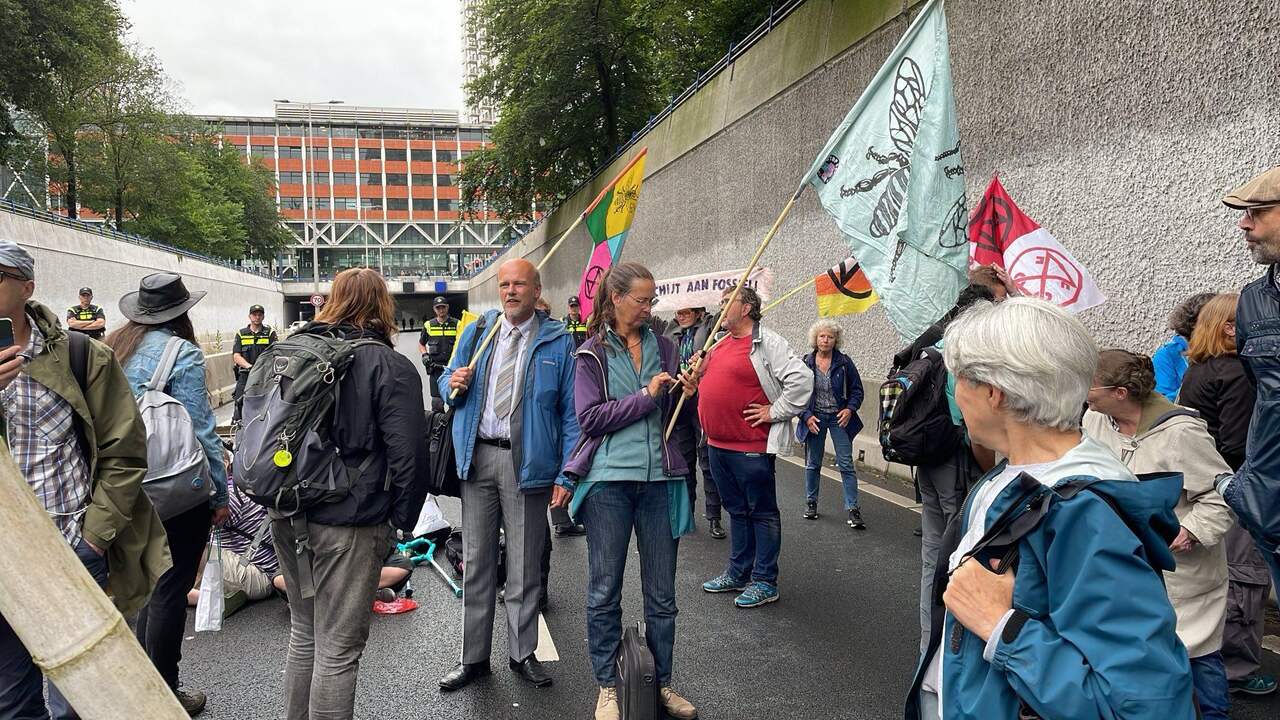 Tientallen XR-demonstranten blokkeren A12 uit protest tegen nieuw ...