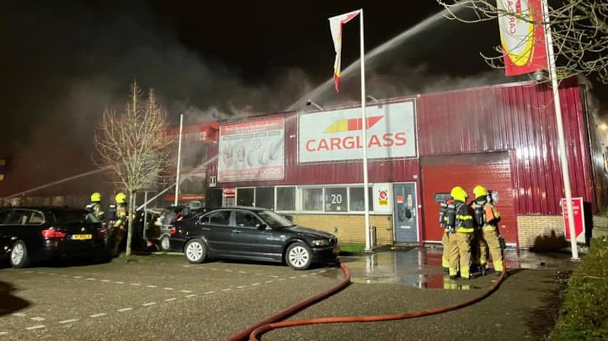 Veel rook bij grote brand in bandenopslag in Bergen op Zoom ...