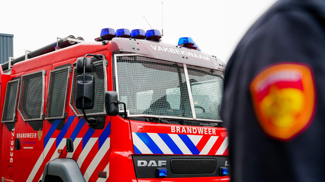 Hulpdiensten in actie bij sloot langs Broekweg | Leiden | NU.nl