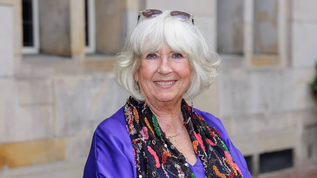 Willeke Alberti neemt rust in de zon na stemproblemen en emotioneel ...