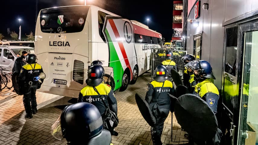 AZ hoeft toch geen boete te betalen na rellen rond duel met Legia Warschau | Voetbal | NU.nl