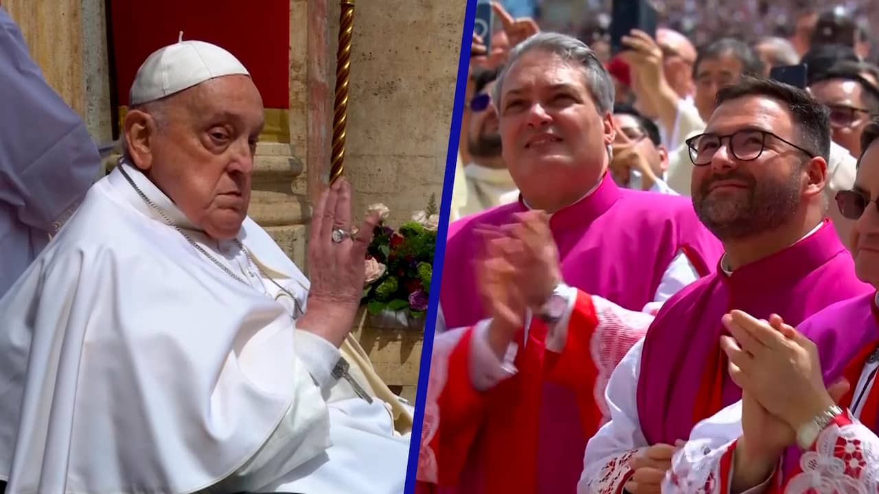 Broze paus in rolstoel aanwezig bij paastoespraak | NU.nl