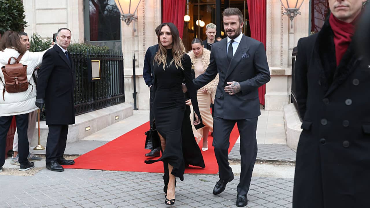 Victoria Beckham in Parijs geëerd voor bijdrage aan modewereld | Boek ...