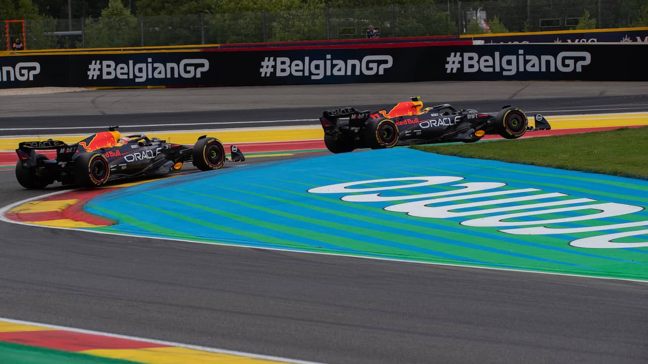 Verstappen haalt teamgenoot Pérez in en pakt leiding op Spa | NU.nl