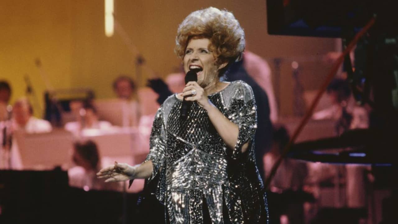 Brenda Lee troeft Mariah Carey af met kersthit en staat na 65 jaar op ...