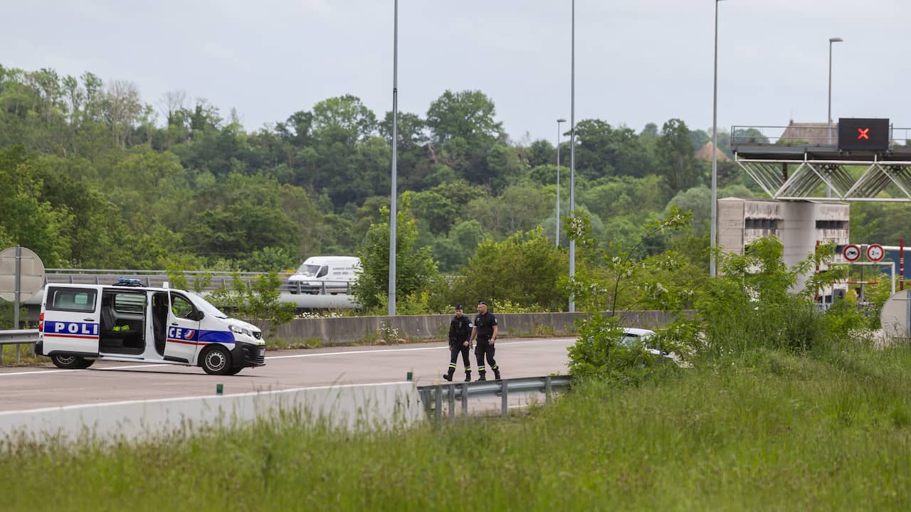 Gewonde Franse agenten buiten levensgevaar na overval op gevangenisbus ...