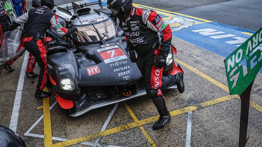 Ferrari wint opnieuw Le Mans, De Vries tweede met Toyota in kletsnatte ...
