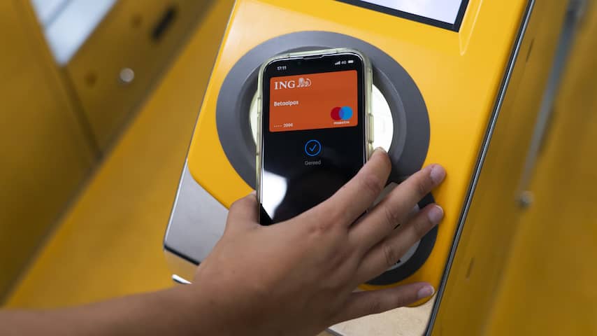 Treinreizigers kunnen vanaf dinsdag in- en uitchecken met bankpas en ...