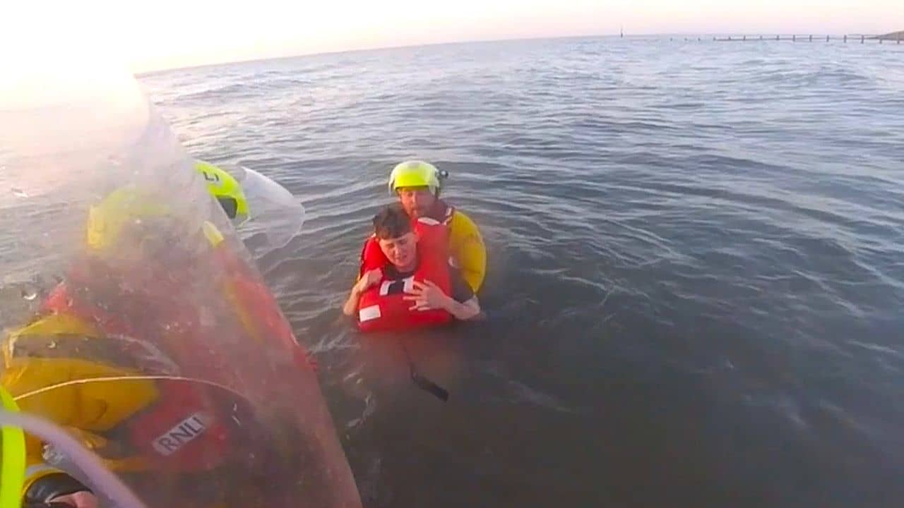 Reddingsdiensten trekken vrouw uit drijfzand bij Welshe kust | NU.nl