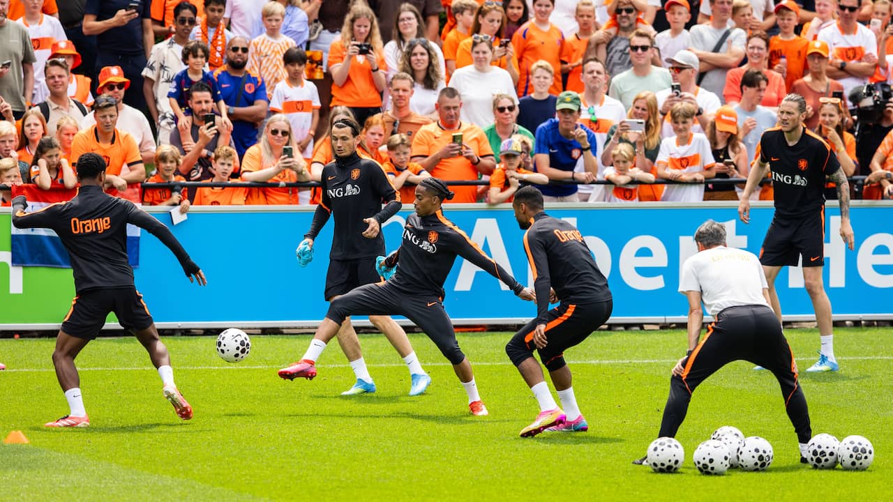 Oranje bereidt zich onder toeziend oog van fans en familie voor op WK ...