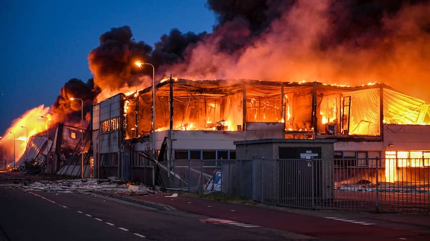 Brand in bedrijfspanden Ter Aar onder controle, rook neemt af ...