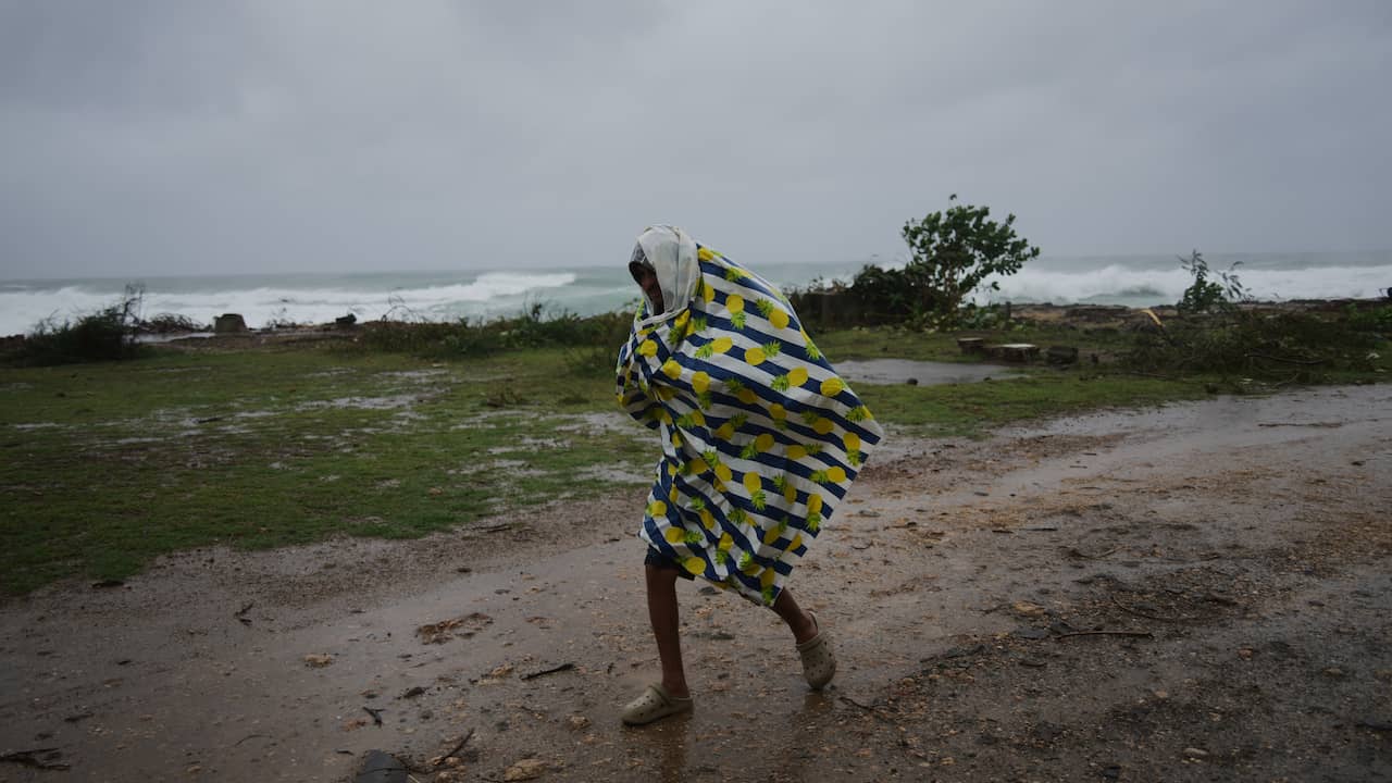 Orkaan Melissa aangekomen op Cuba, delen van Jamaica staan onder water ...