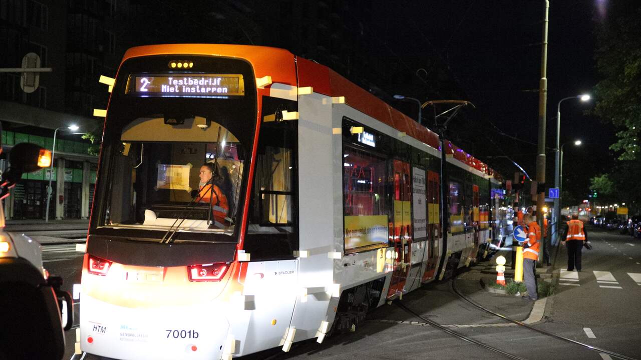 Nieuwe tram maakt nachtelijke testrit in Den Haag | NU.nl