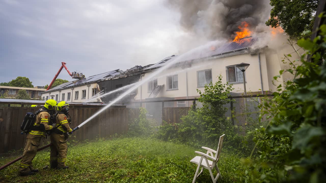 Steeds meer daken hebben zonnepanelen, maar hoe blussen we die bij ...