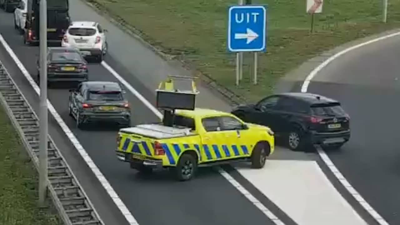 Auto stuurt om afzetting op A4 om afgesloten rijstrook op te rijden | NU.nl