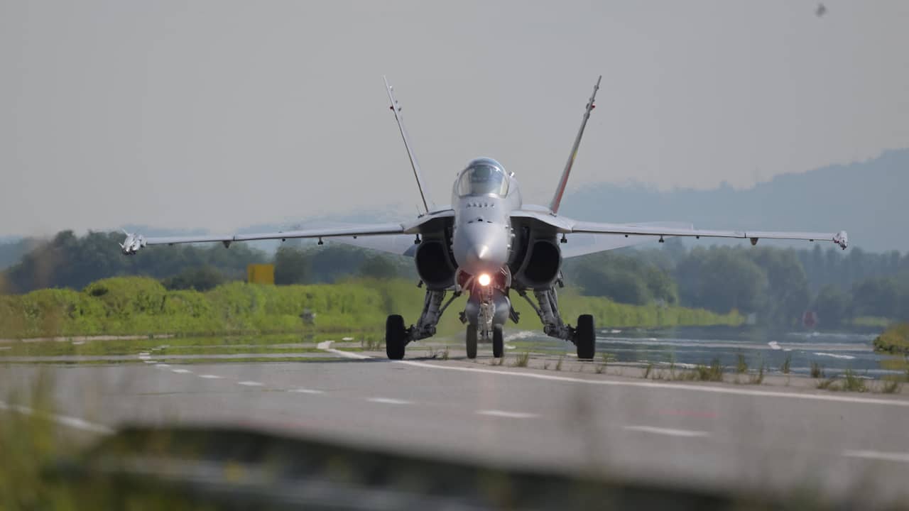Straaljagers landen op snelweg tijdens oefening in Zwitserland | NU.nl