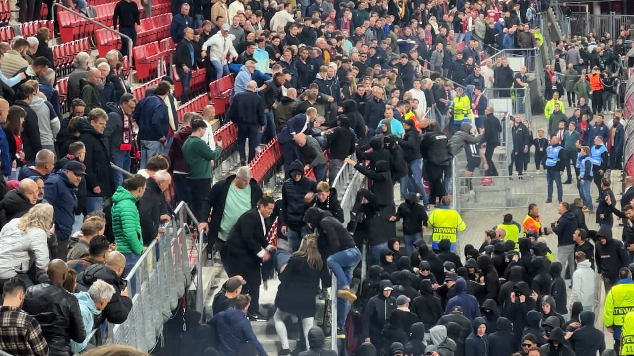 Rellende AZ-fans vallen aanhang van West Ham aan op tribune | NU.nl