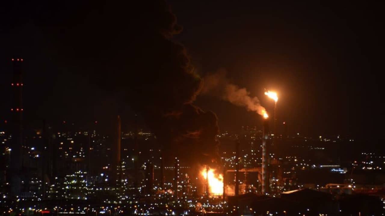 Grote brand bij raffinaderij in Botlek | Binnenland | NU.nl