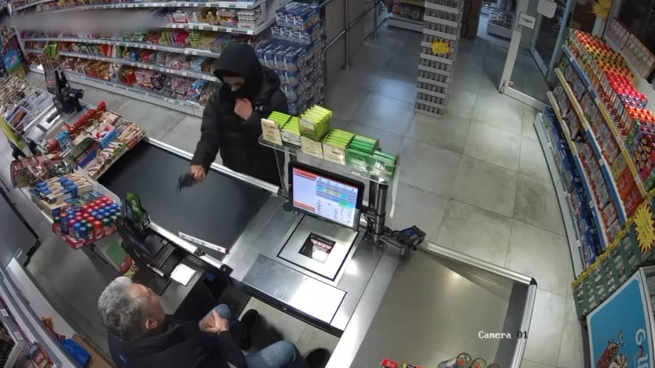 Schiedamse winkelier jaagt gewapende dief weg tijdens overval | NU.nl