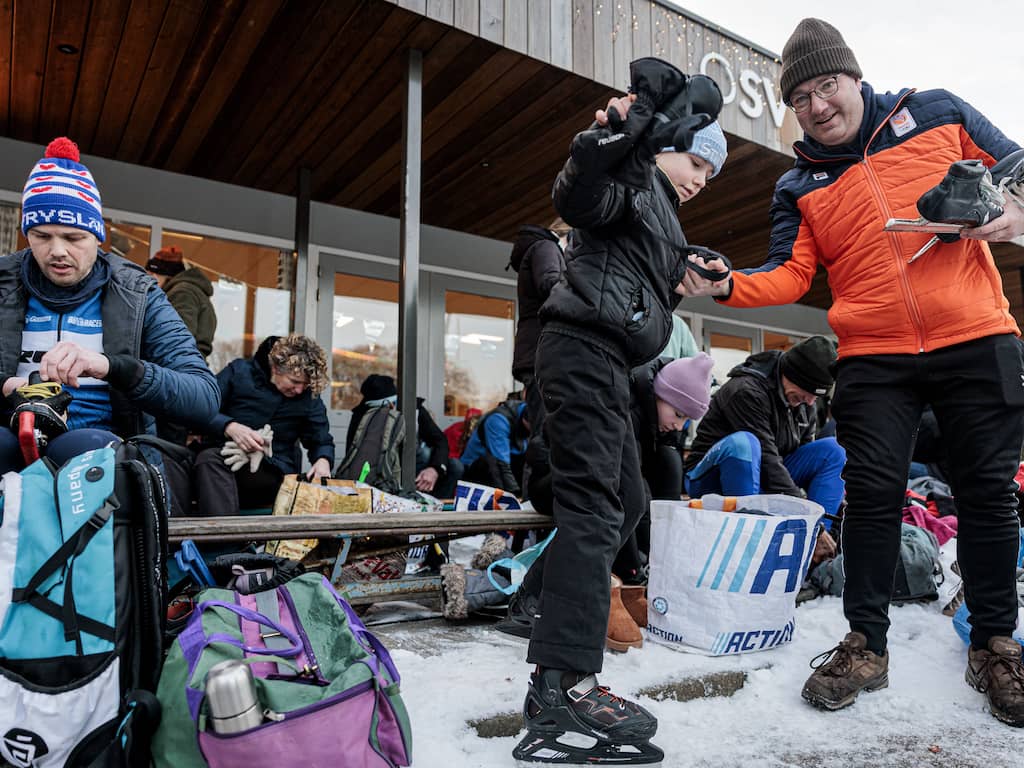 Nederland bindt massaal schaatsen onder op voorlopig laatste ijsdag ...
