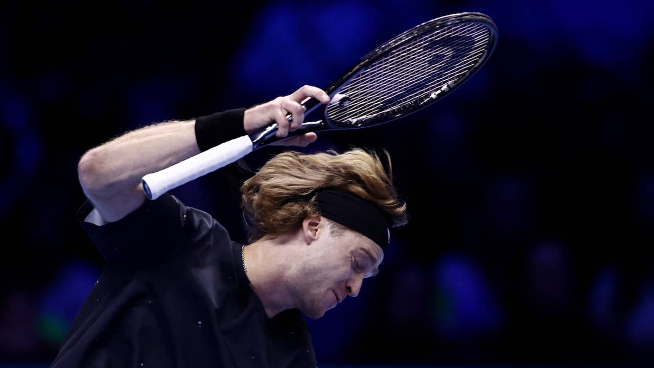 Woeste Rublev slaat eigen knie kapot na verloren punt | NU.nl