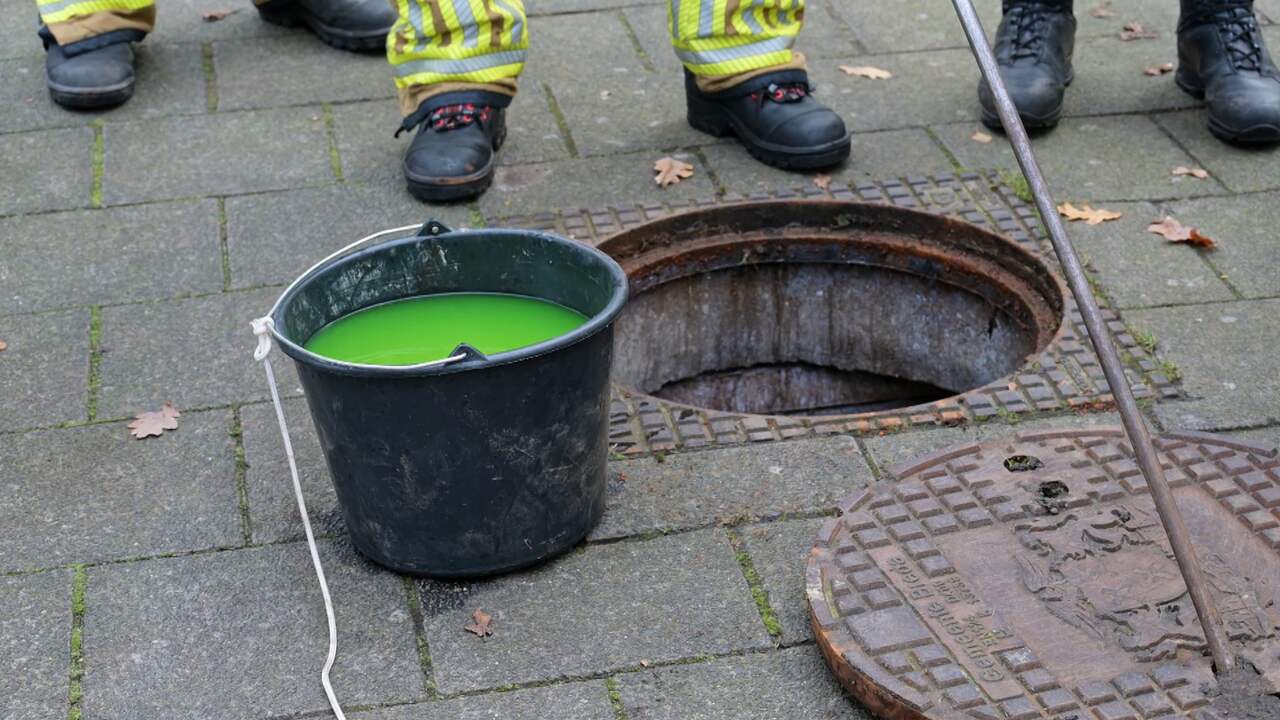 Brandweer haalt gifgroen water uit riool in Breda | NU.nl