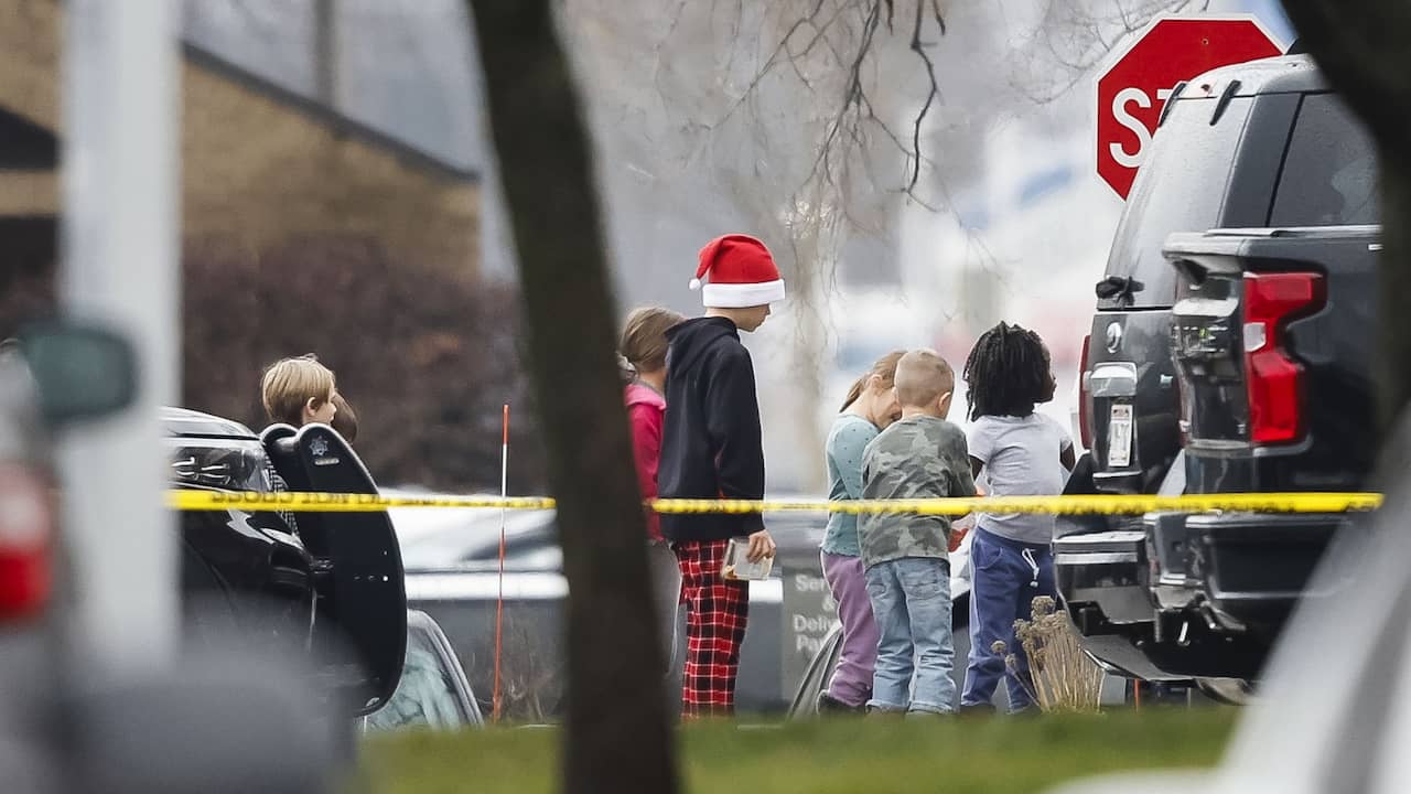 Vijftienjarige scholiere schiet leerling en leraar dood op Amerikaanse ...