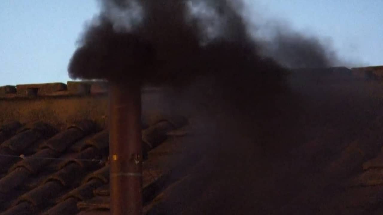 Zwarte rook uit Sixtijnse Kapel: nog geen nieuwe paus gekozen ...