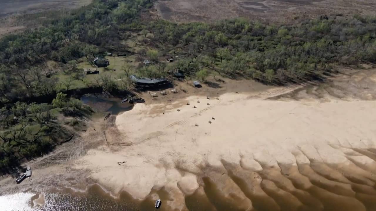 Dronebeelden tonen extreme droogte van Paraná-rivier in Argentinië | NU.nl