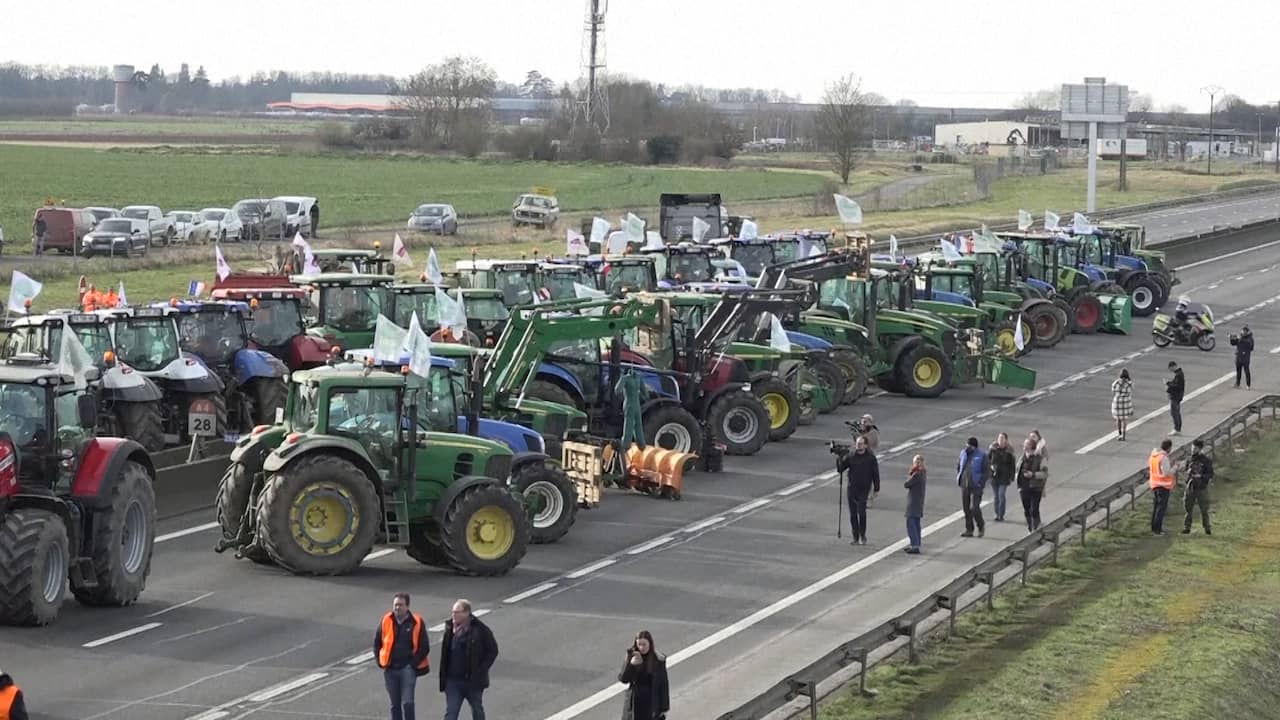 Franse boeren blokkeren wegen uit protest tegen landbouwbeleid | NU.nl