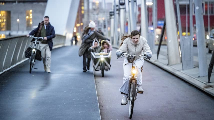 Tegen de wind in fietsen en omgevallen bomen door storm Isha ...